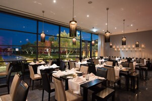 2 restaurantes, pequenos-almoços servidos 