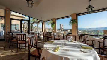 3 restaurantes, pequenos-almoços servidos