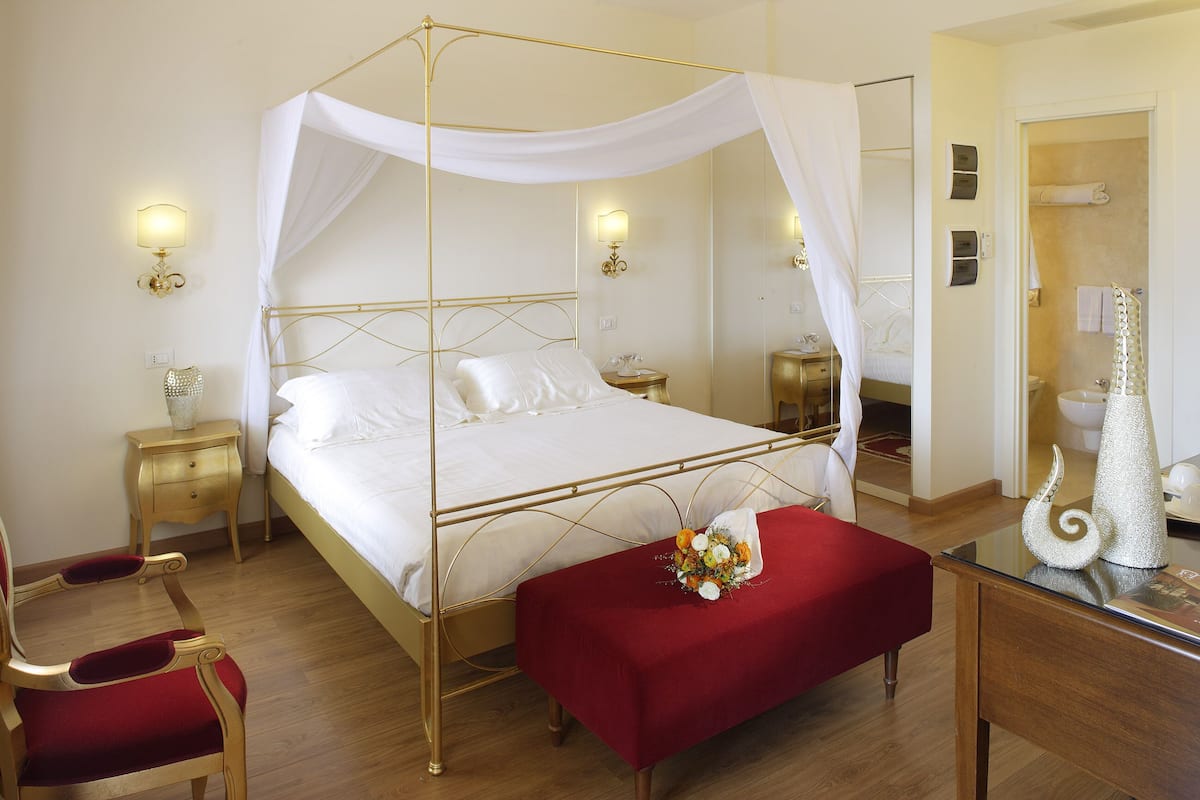 Suíte, terraço | 1 quarto, roupas de cama premium, edredons de pluma, frigobar