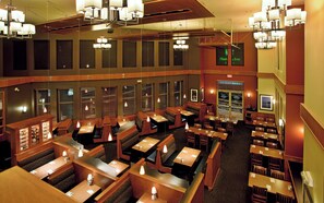 Café da manhã, almoço e jantar; culinária americana 