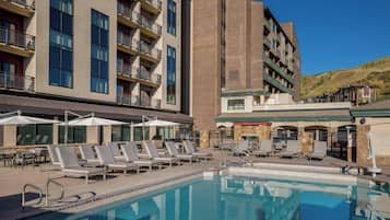 Piscina exterior, guarda-sóis