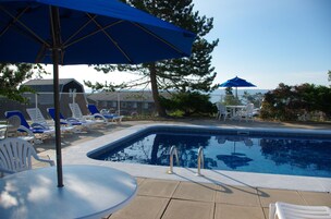 Piscina exterior sazonal, da(s) 8:00 à(s) 22:00, guarda-sóis 