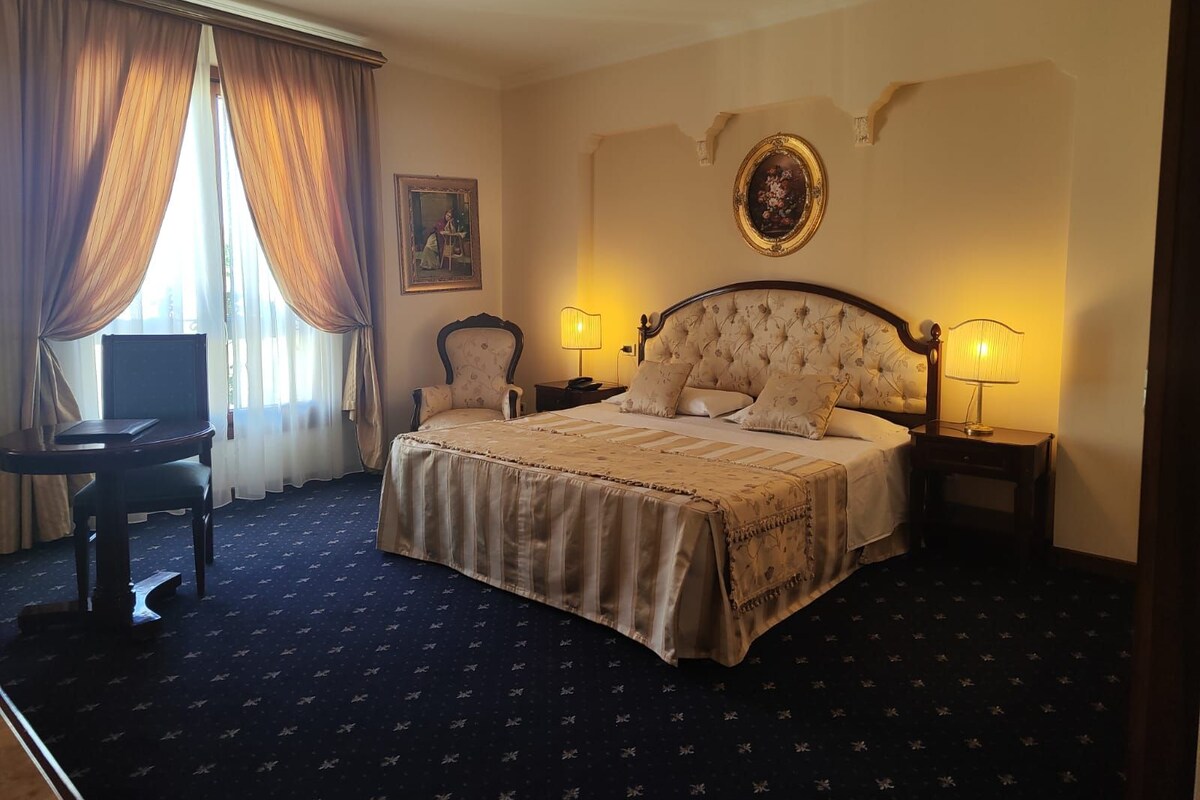 Quarto Triplo Superior, vista para o jardim | Roupa hipoalergénica, minibar, cofre no quarto, secretária 