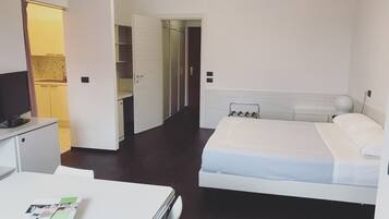 Quarto casal | Roupas de cama premium, frigobar, cofres nos quartos, escrivaninha