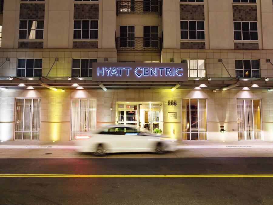 Entrada de hotel com uma placa indicando "HYATT CENTRIC" e o número "285" na fachada do edifício.