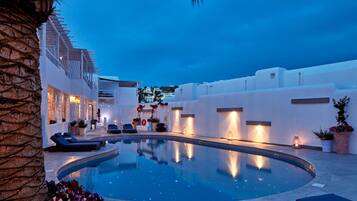 Piscina externa sazonal, guarda-sóis, espreguiçadeiras