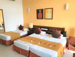 Deluxe Triple Room with Sea View Balcony | Cofre no quarto, secretária 