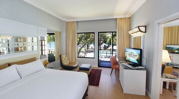 Minibar, cofre no quarto, secretária, quartos insonorizados 