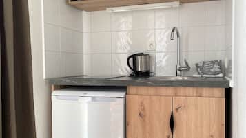 Estúdio Superior, 1 cama queen-size | Cozinha privada | Um frigorífico, um micro-ondas, uma placa de cozinha