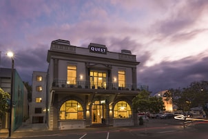 Fachada da propriedade à noite