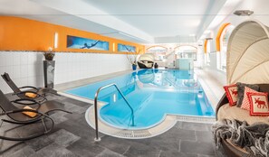 Piscina interna, piscina externa, espreguiçadeiras