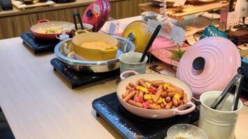 Uma mesa de buffet com diversos pratos e utensílios de cozinha.