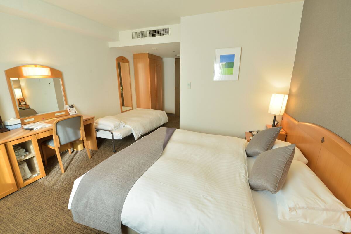 Quarto Triplo, não fumadores (Double Room + extra bed) | Edredões de penas, secretária 