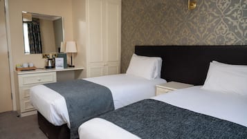 Quarto Standard, 2 camas individuais | Secretária, ferro/tábua de engomar, Wi-fi grátis