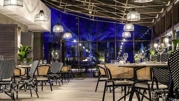 2 restaurantes, pequenos-almoços servidos, cozinha internacional