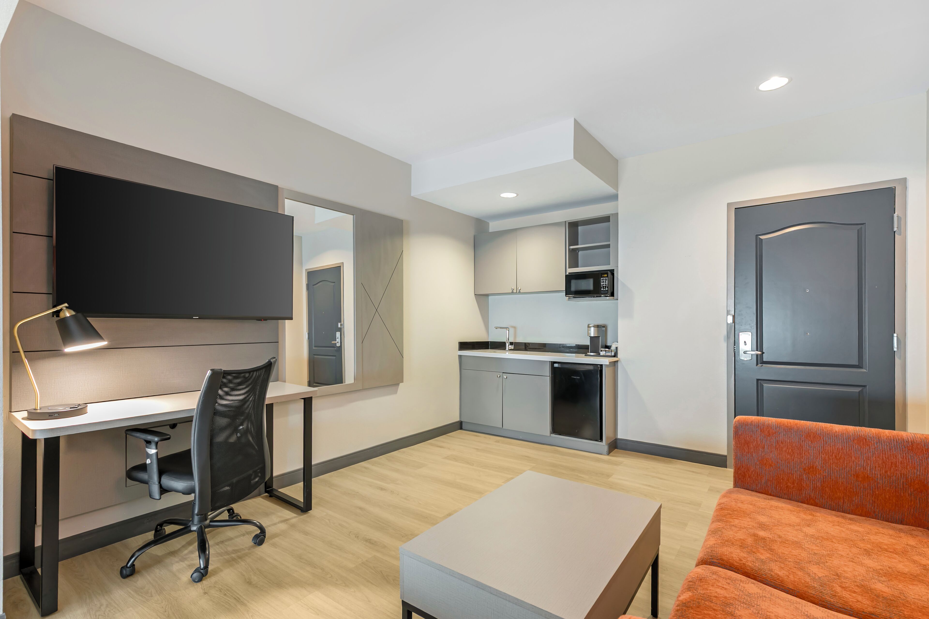 Suíte, 1 cama King, acessível (Mobility Accessible, Communications) | Área de estar | TV de tela plana