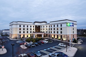 Um hotel Holiday Inn Express com estacionamento e um aviso de 'Não entre'.