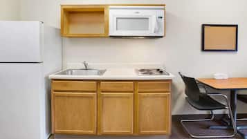 Um frigorífico, um micro-ondas, uma placa de cozinha