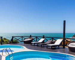 2 piscinas externas, espreguiçadeiras