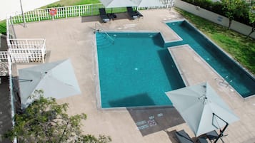 Piscina externa, funciona das 8h às 21h, espreguiçadeiras