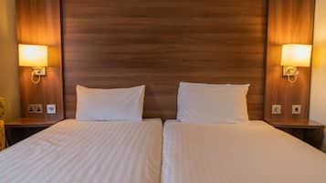 Quarto duplo, 2 camas de solteiro | Escrivaninha, ferros/tábuas de passar roupa, berços grátis