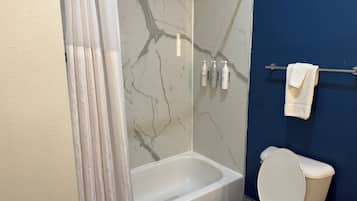 Quarto, 1 cama king-size e sofá-cama | Casa de banho | Uma combinação polibã/banheira, um secador de cabelo