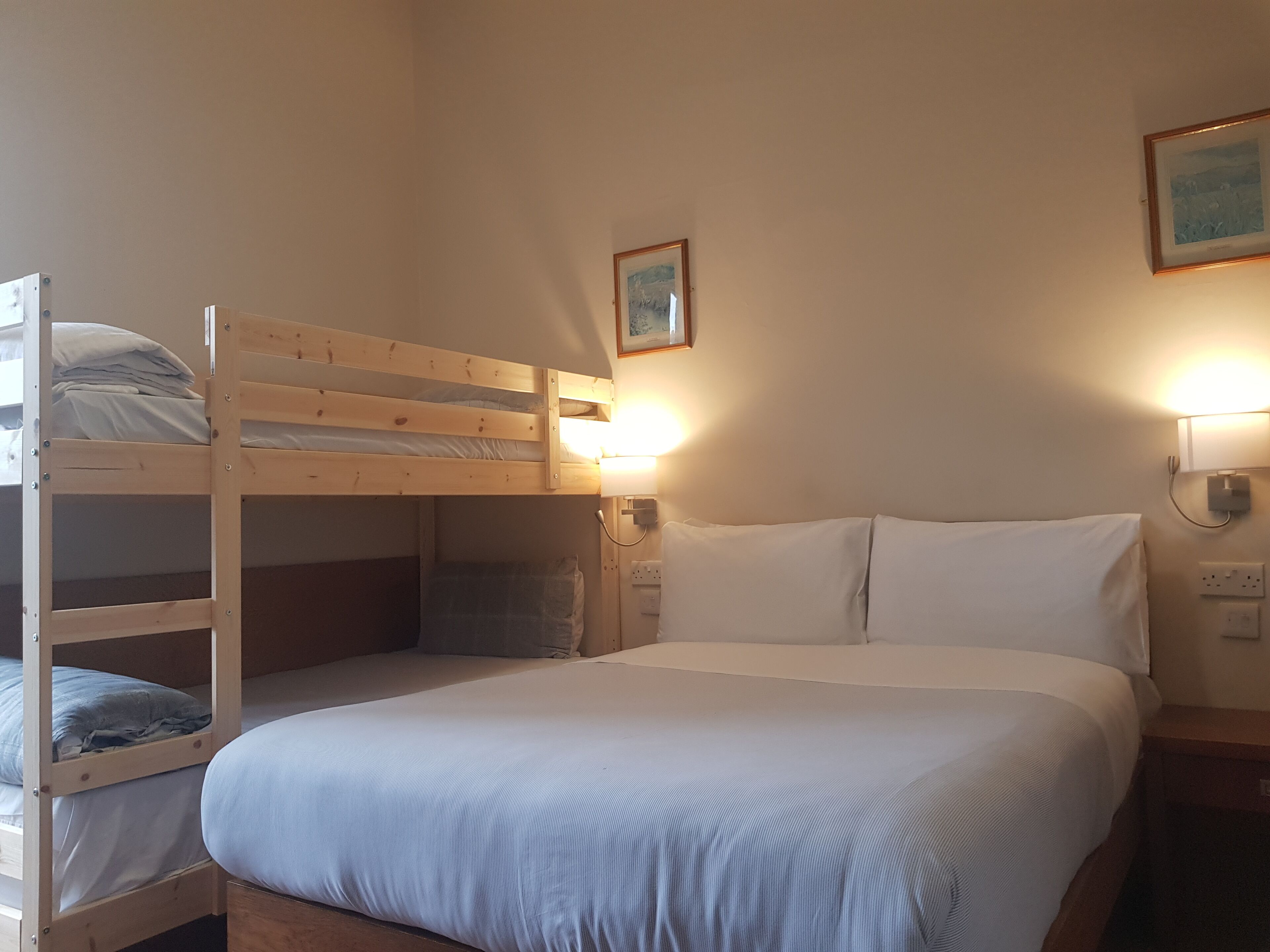 Quarto Quádruplo | Cortinas/cortinados opacos, ferro/tábua de engomar, Wi-fi grátis 