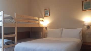 Quarto Quádruplo | Cortinas/cortinados opacos, ferro/tábua de engomar, Wi-fi grátis