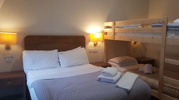 Quarto Quádruplo | Cortinas/cortinados opacos, ferro/tábua de engomar, Wi-fi grátis
