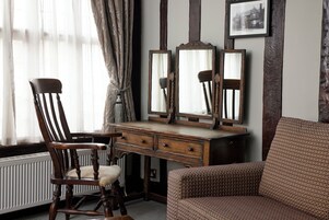 Quarto Superior | Secretária, ferro/tábua de engomar, berços/camas para crianças grátis 