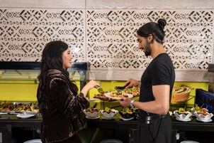2 restaurantes: servem pequenos-almoços, almoços, jantares e brunches