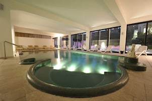 Piscina interior, piscina exterior sazonal 