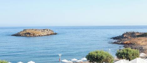Praia particular, espreguiçadeiras, guarda-sóis, toalhas de praia