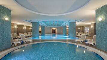 Piscina interna, piscina externa sazonal, guarda-sóis, espreguiçadeiras