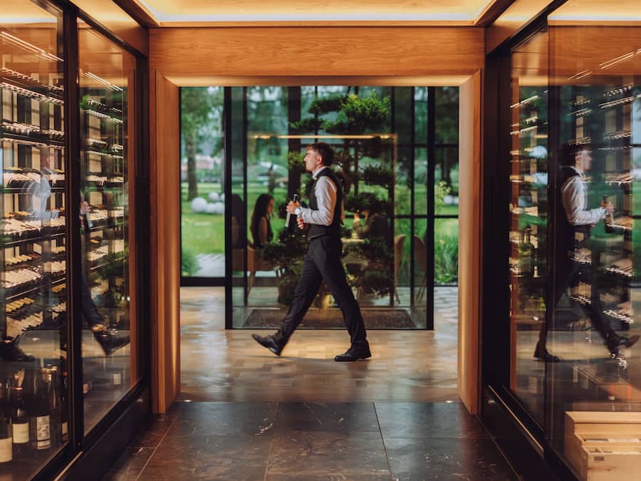 3 restaurantes, que servem almoços, jantares, também cozinha regional