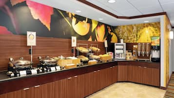 Café da manhã com buffet grátis todos os dias