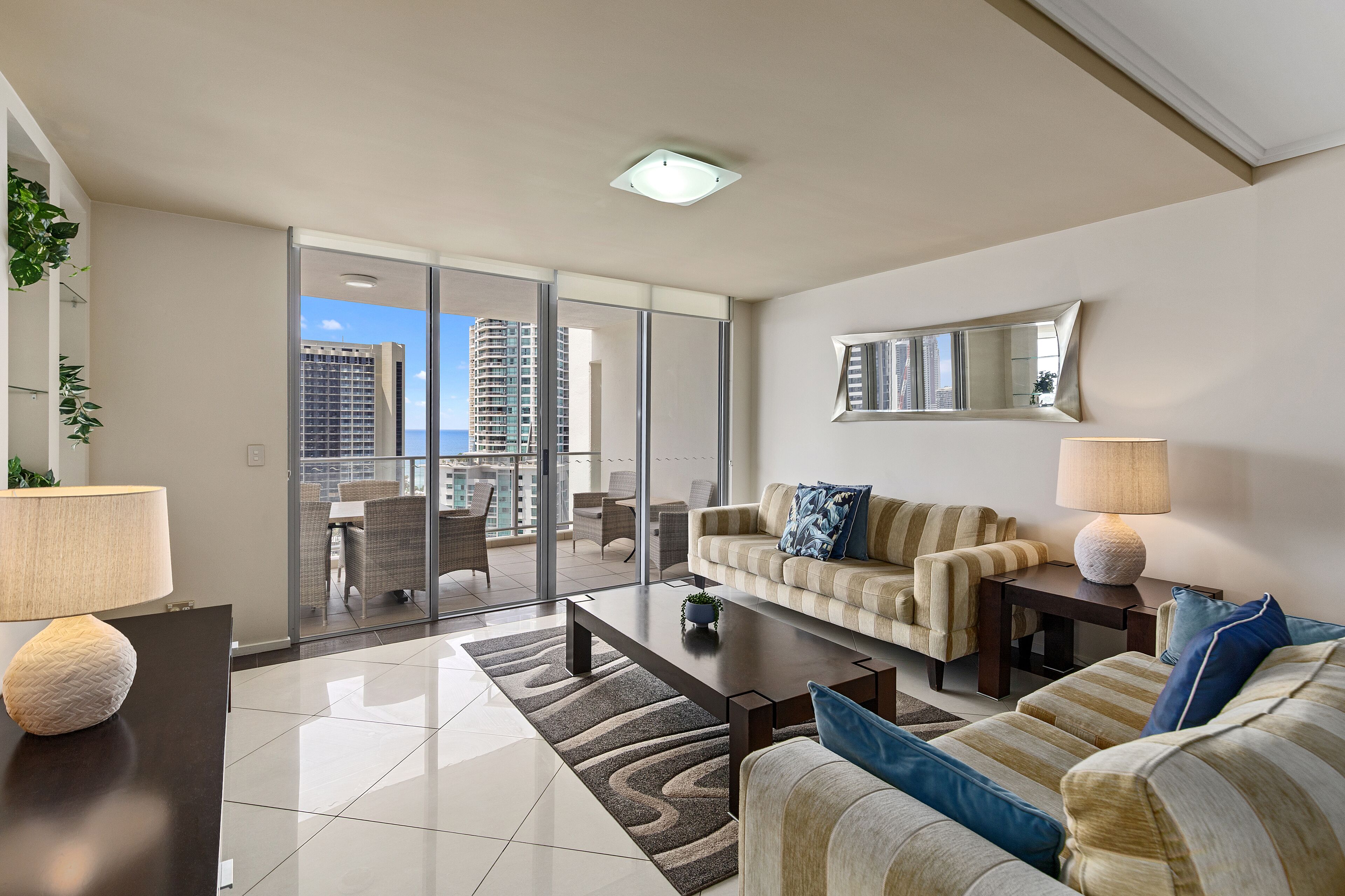 3 Bedroom 2 Bathroom Sub Penthouse | Sala de estar | TV de ecrã plano, leitor de DVD 