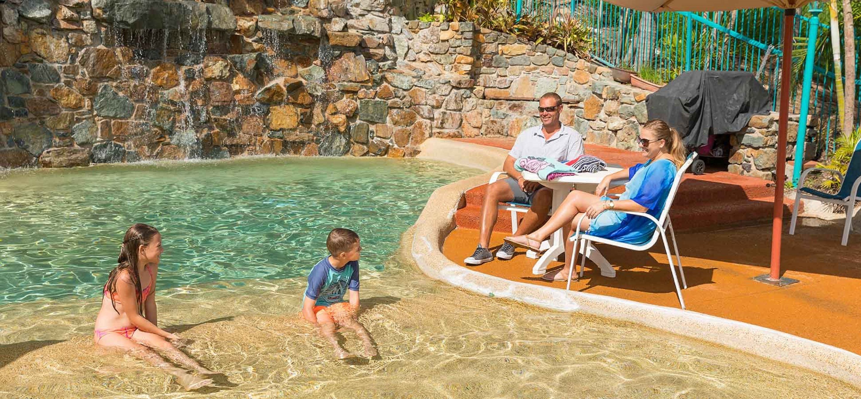 4 piscinas exteriores, guarda-sóis, espreguiçadeiras 
