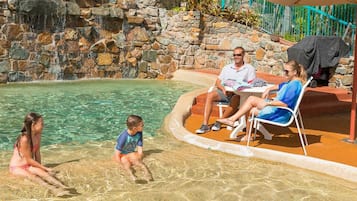 4 piscinas exteriores, guarda-sóis, espreguiçadeiras