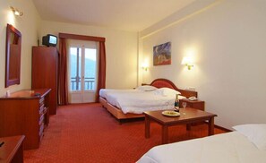 Frigobar, cofres nos quartos, ferros/tábuas de passar roupa