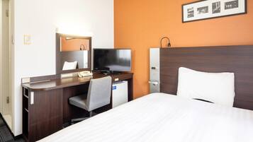 Quarto de hotel com uma cama, uma escrivaninha com cadeira, televisão, espelho e um quadro na parede.