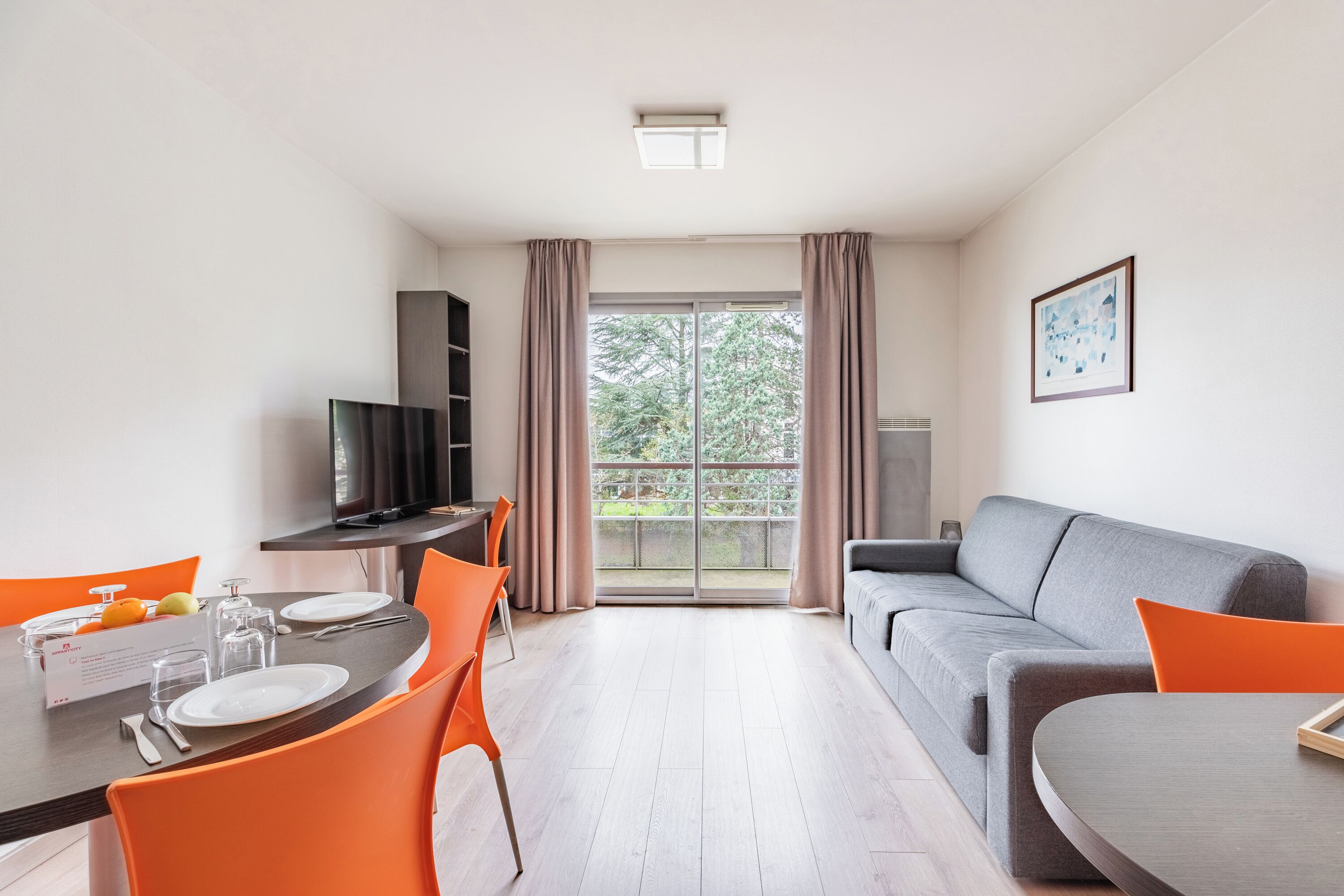 Apartamento Superior, 1 quarto | Sala de estar | TV de ecrã plano 