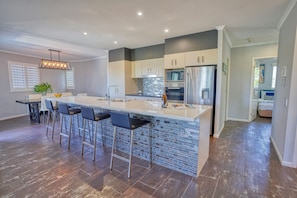 Apartamento Executivo, 3 quartos | Cozinha privada | Um frigorífico/congelador grande, um micro-ondas, um forno 