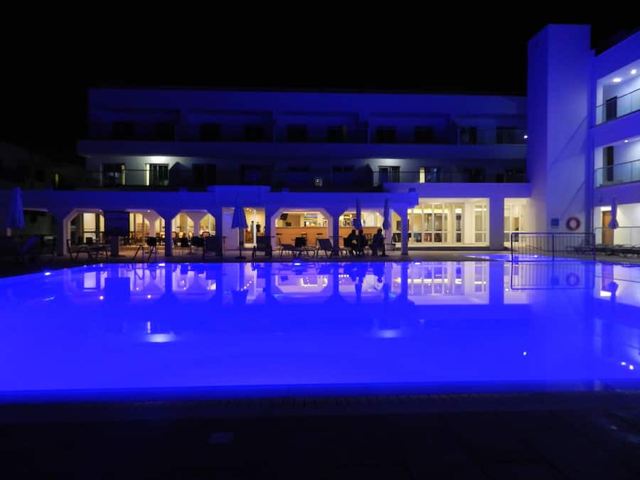 Piscina externa, guarda-sóis, espreguiçadeiras