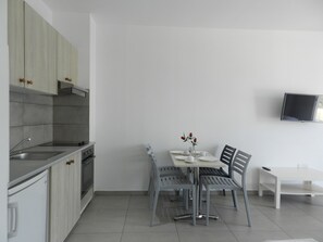 Apartamento Deluxe, 1 quarto | Refeições no quarto