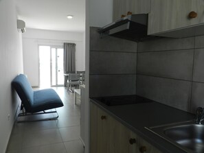 Apartamento Deluxe, 1 quarto | Kitchenette privada | Um frigorífico, uma cafeteira/bule 