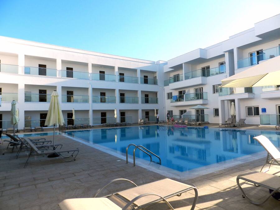 Piscina exterior, guarda-sóis, espreguiçadeiras