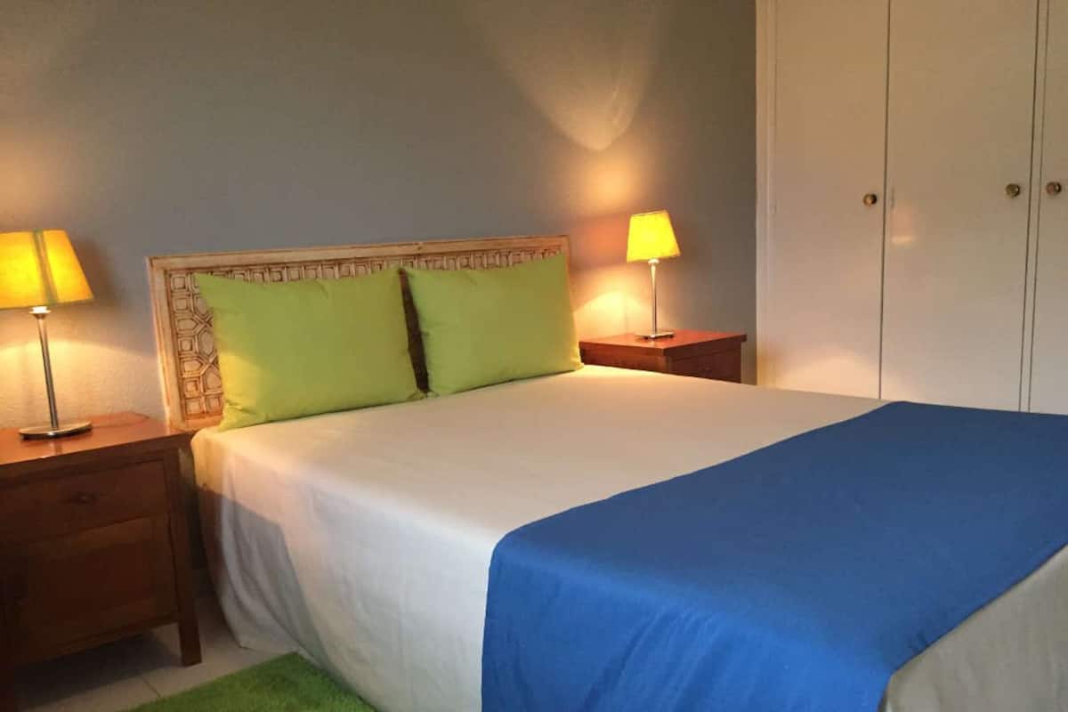 1 quarto, cofres nos quartos, espaço de trabalho para notebook
