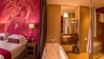 Artigos de higiene pessoal grátis, um secador de cabelo