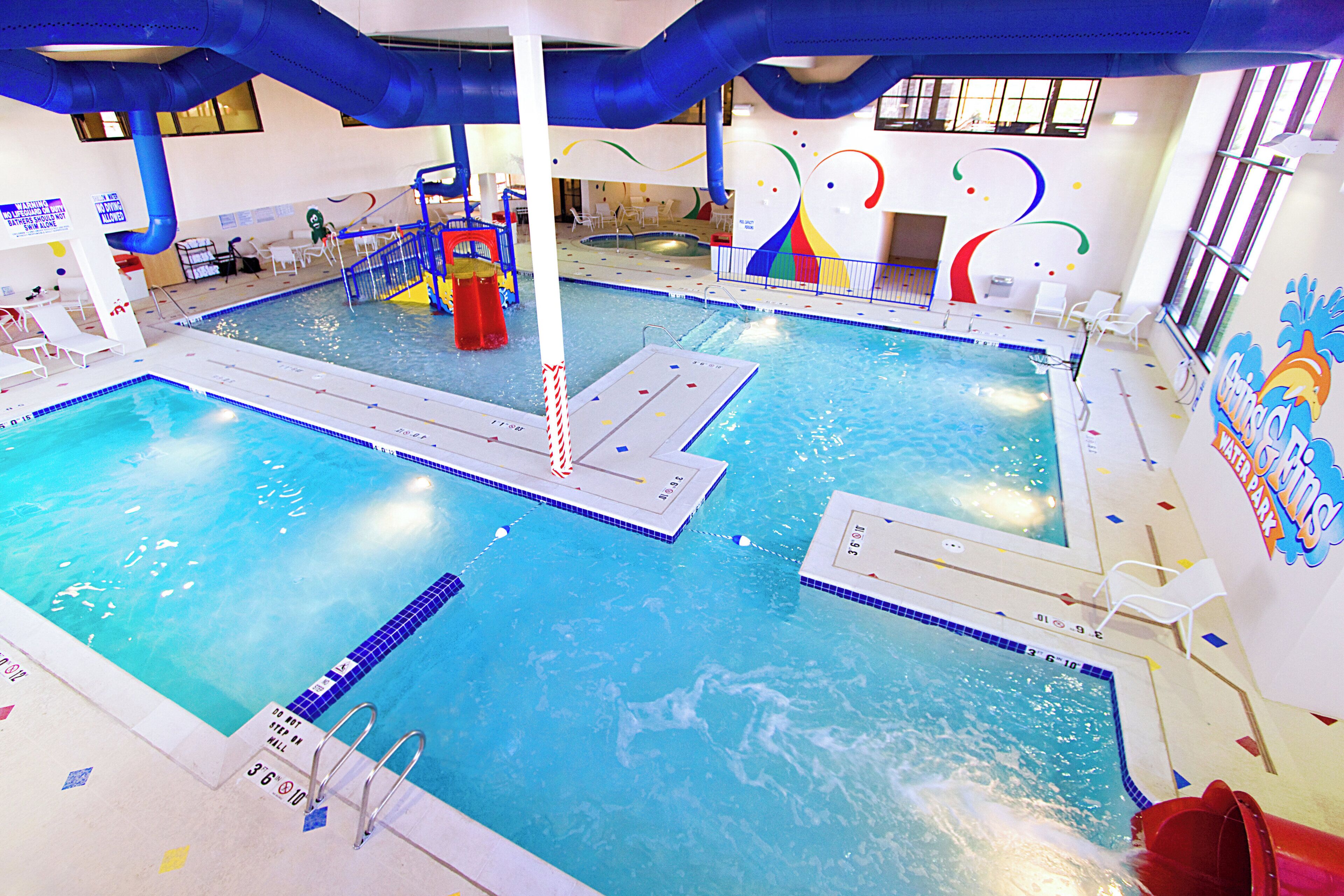 Piscina interna, funciona das 8h às 21h, espreguiçadeiras